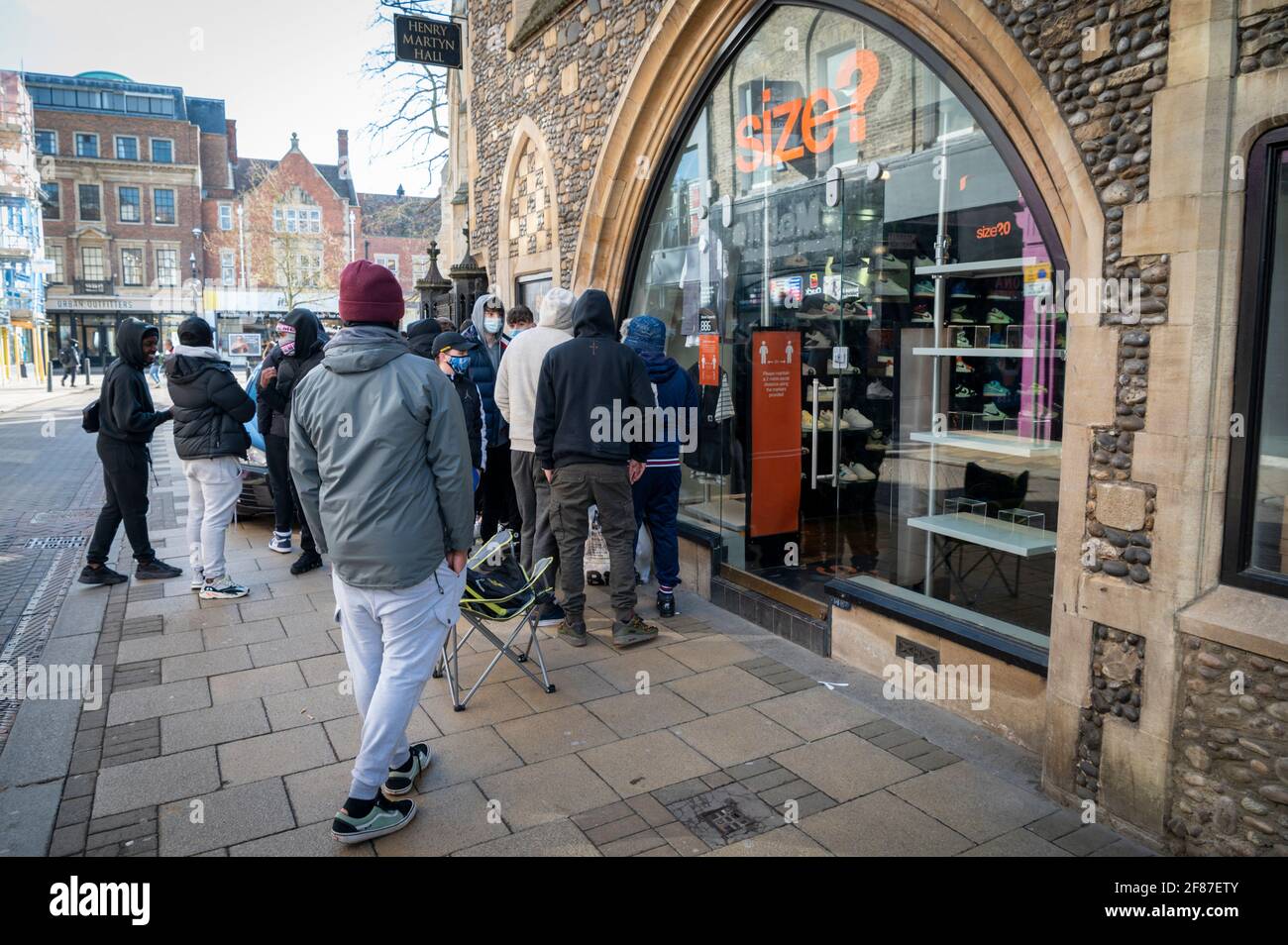 High street retail queue hi-res stock photography and images - Alamy