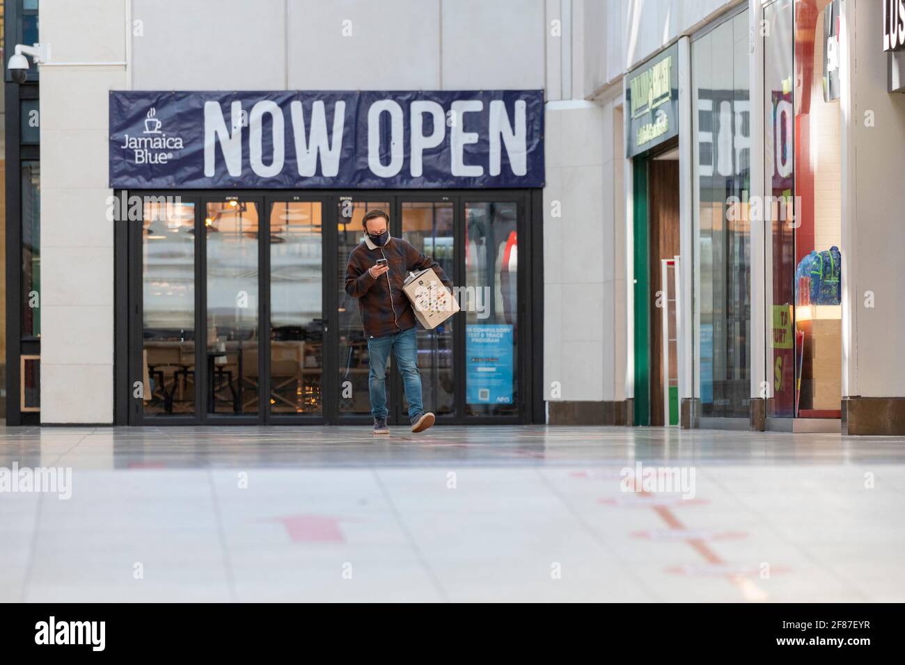 Retail reopening hi-res stock photography and images - Alamy
