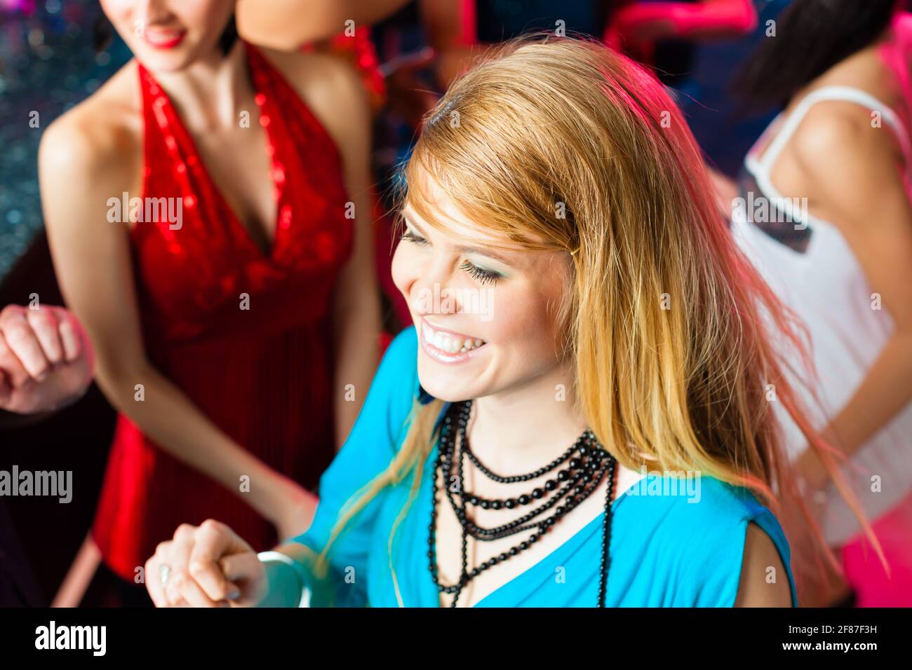 Happy girls dancing in nightclub hi-res stock photography and images ...