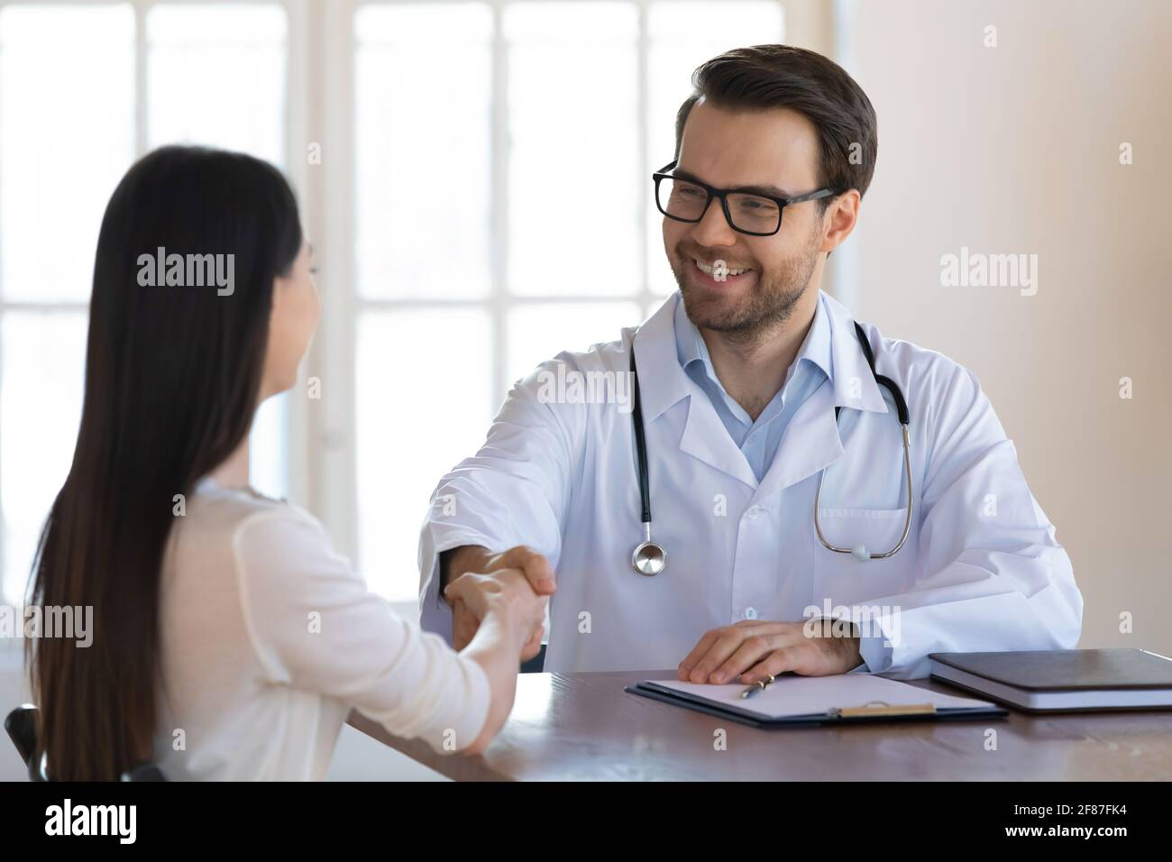Male female hand shake hi-res stock photography and images - Alamy
