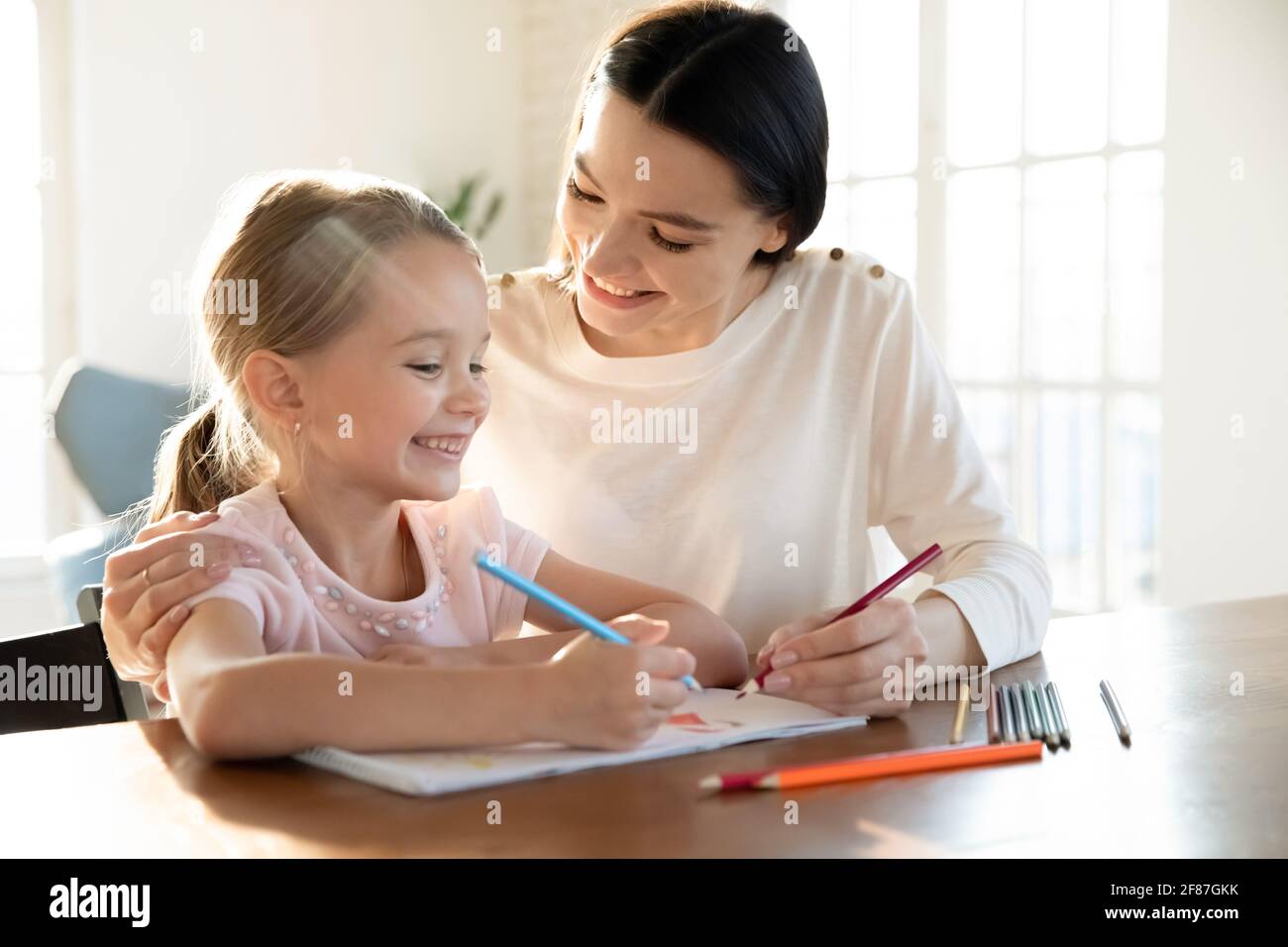 Mum daughter drawing together hi-res stock photography and images - Alamy