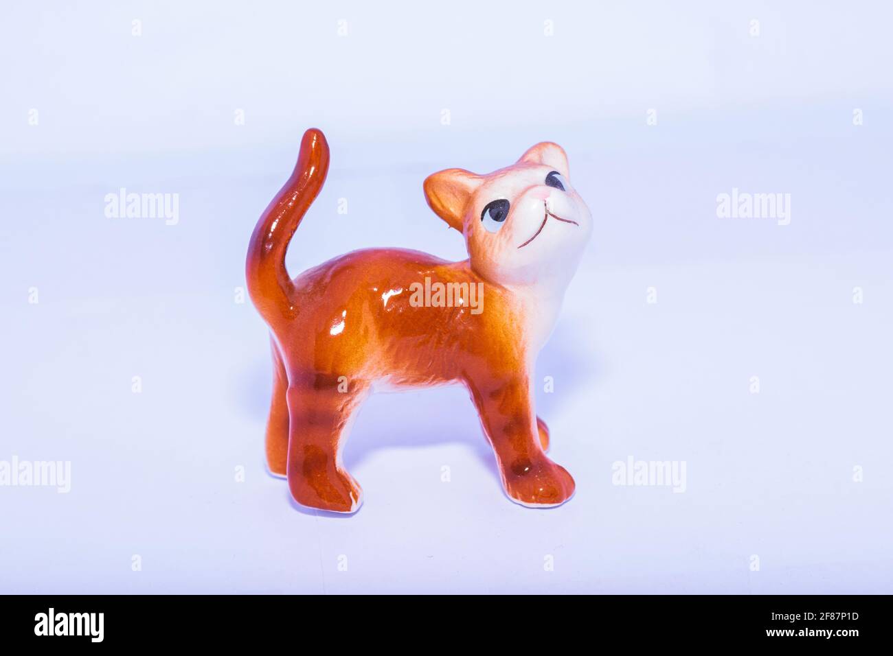 Ceramic cat statue hi-res stock photography and images - Alamy