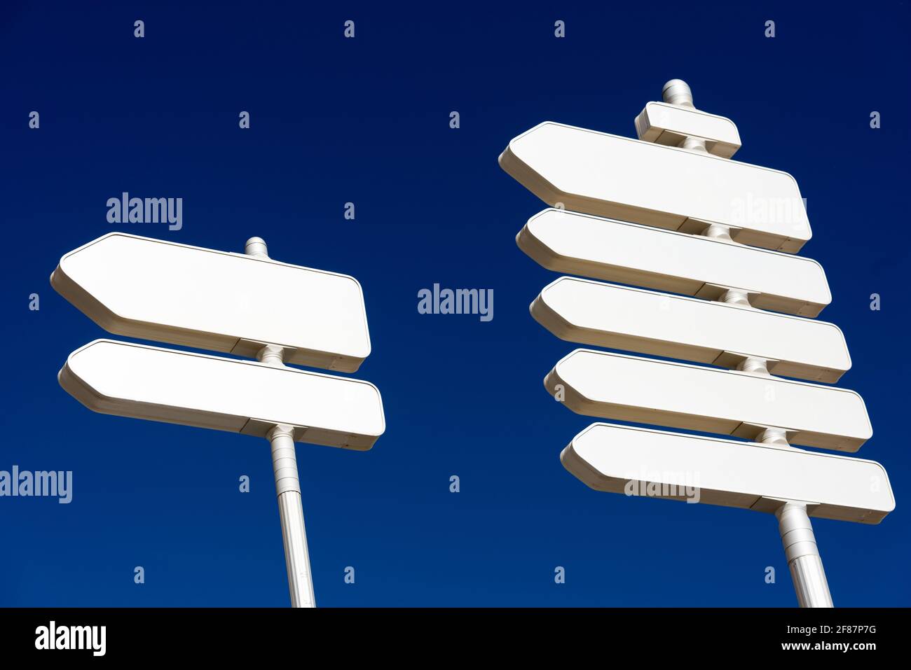 Blank directional signs hi-res stock photography and images - Alamy