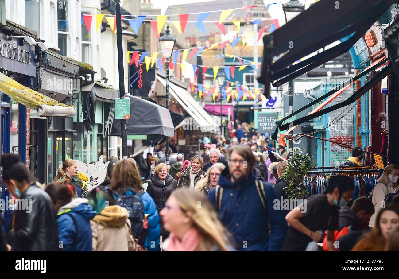 Packed streets of shoppers hi-res stock photography and images - Alamy