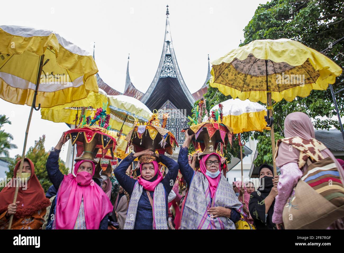 West Sumatra, Indonesia. 12th Apr, 2021. Indonesian women participate ...