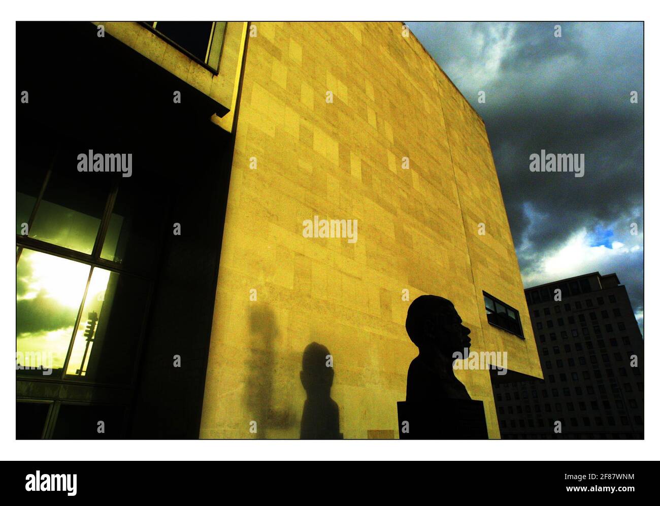 Statue of nelson mandella hi-res stock photography and images - Alamy