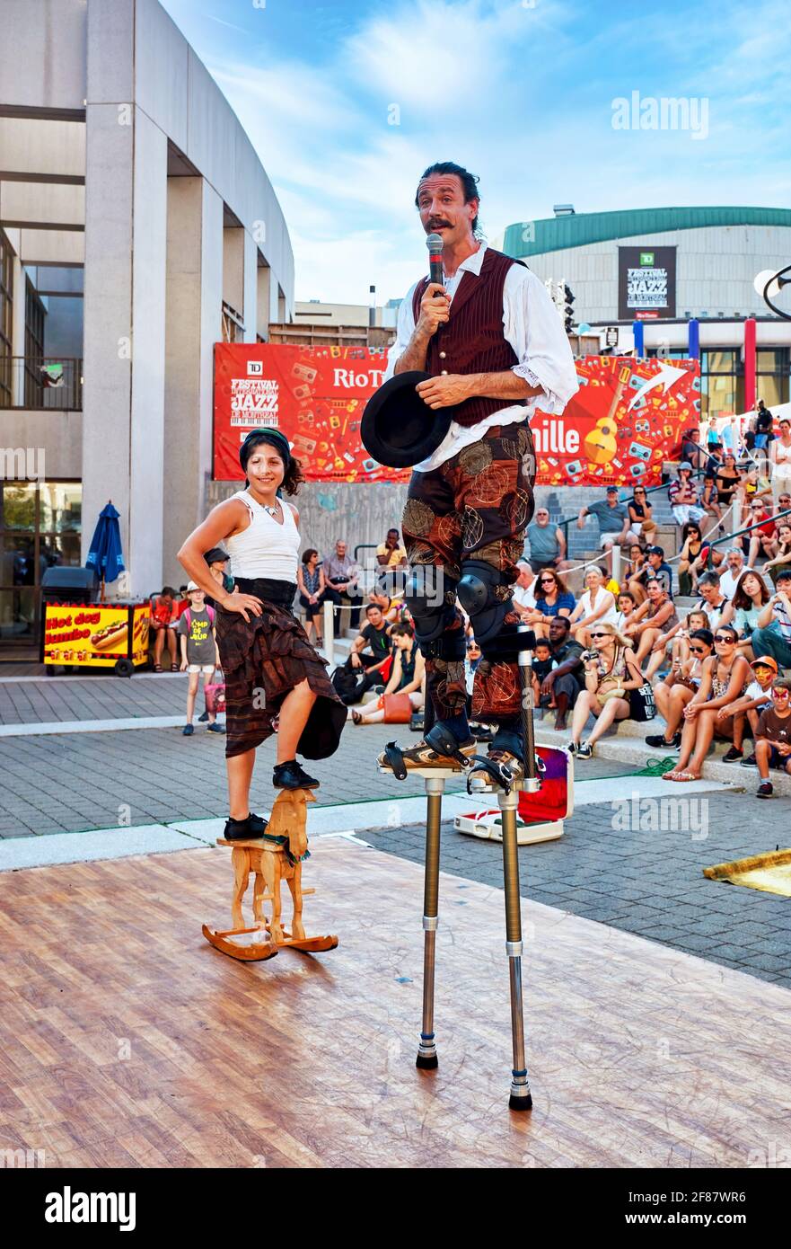 Female acrobats hi-res stock photography and images - Alamy