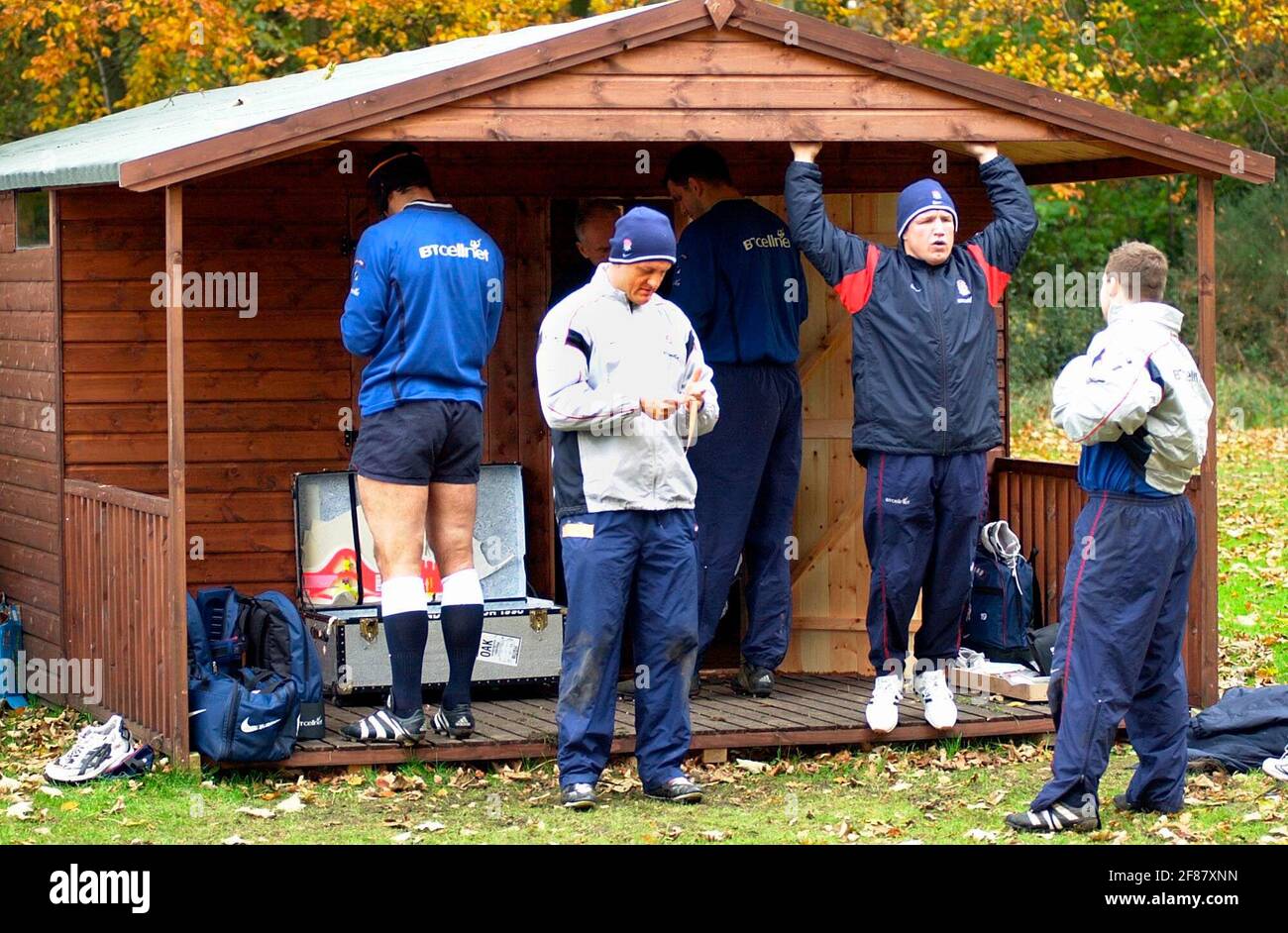 21/11/2001 ENGLAND RUGBY TEAM TRAINING AT SANDHURST FOR THEIR MATCH ...
