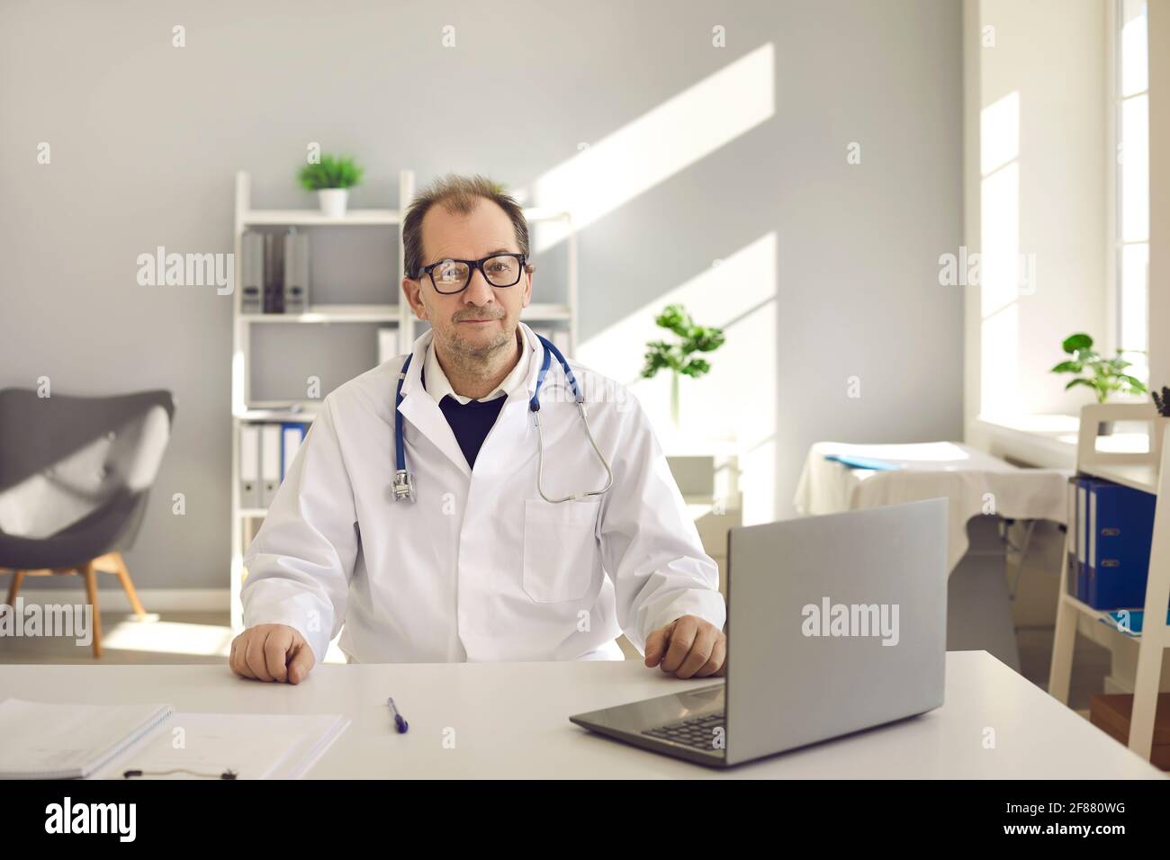 Doctor stethoscope desk hi-res stock photography and images - Alamy
