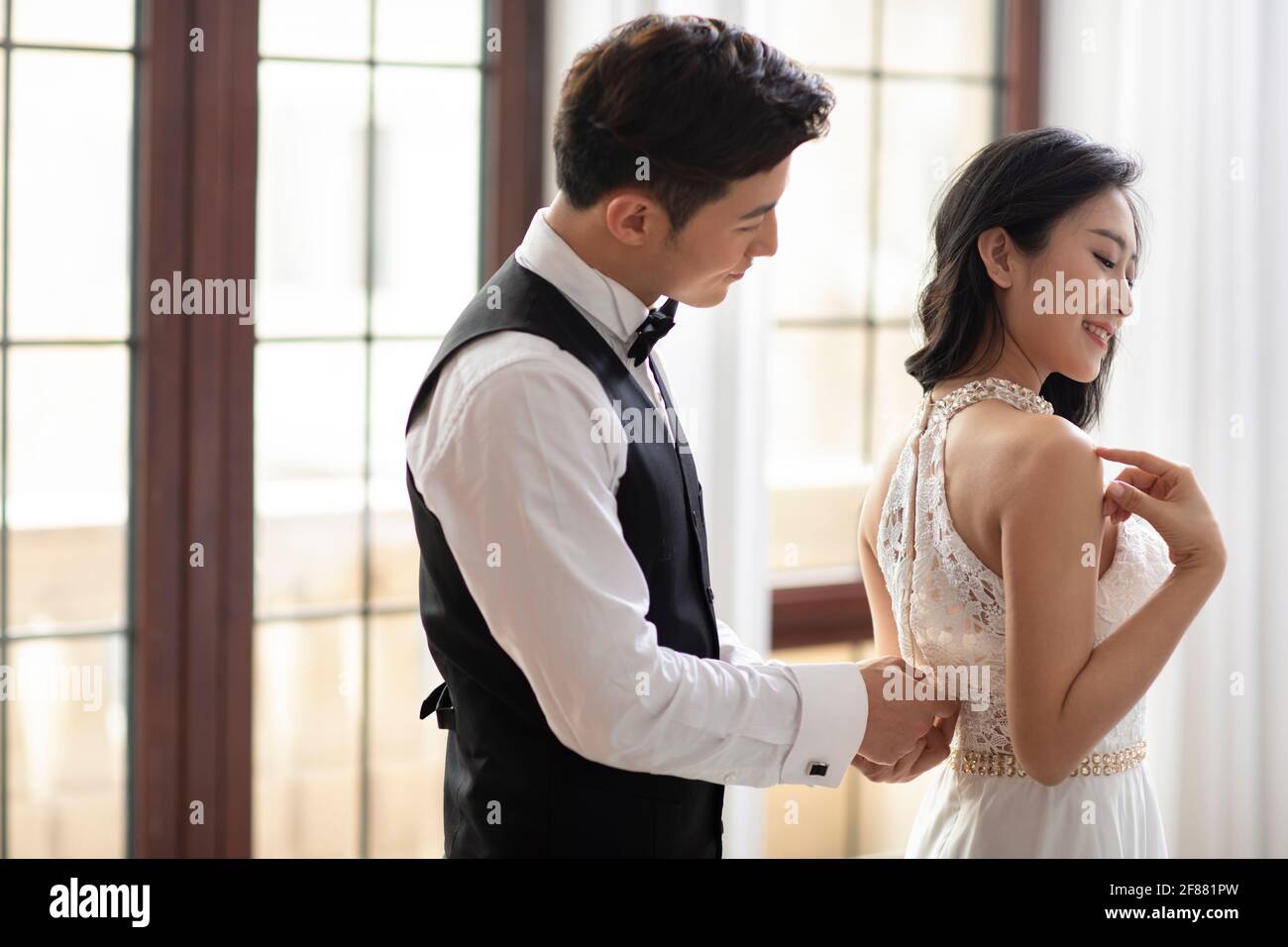 Man zipping up dress hi-res stock photography and images - Alamy