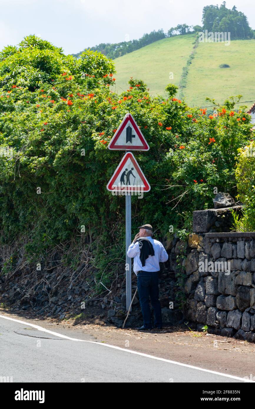 Old people crossing sign hi-res stock photography and images - Alamy