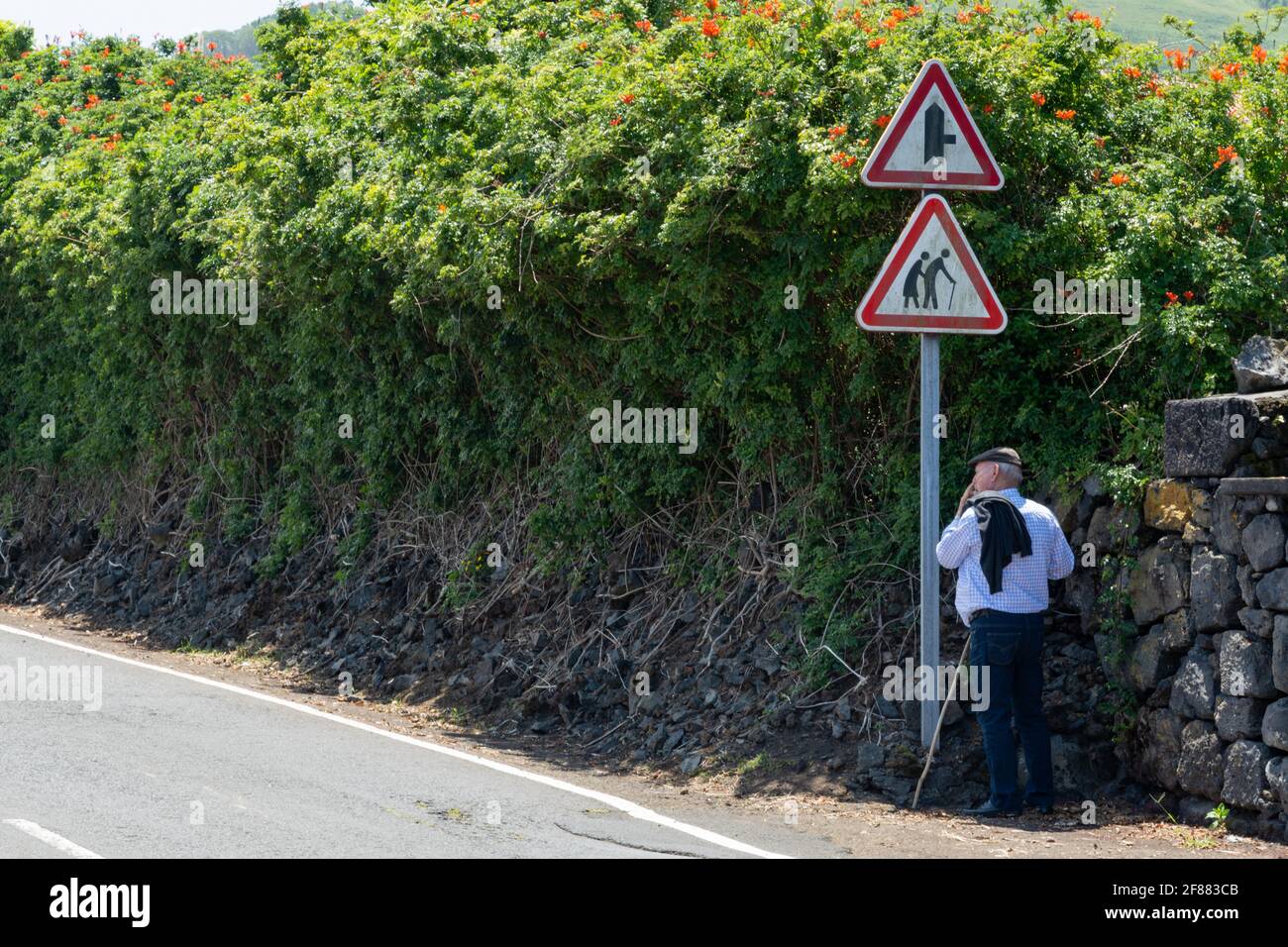 Old people crossing sign hi-res stock photography and images - Alamy