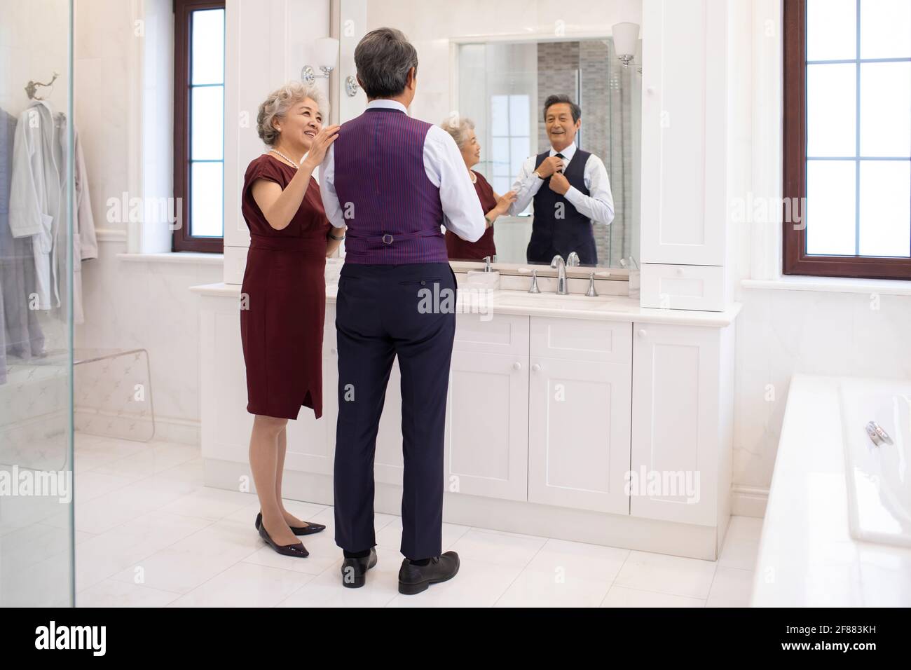 Shoulder high back view couple hi-res stock photography and images - Alamy