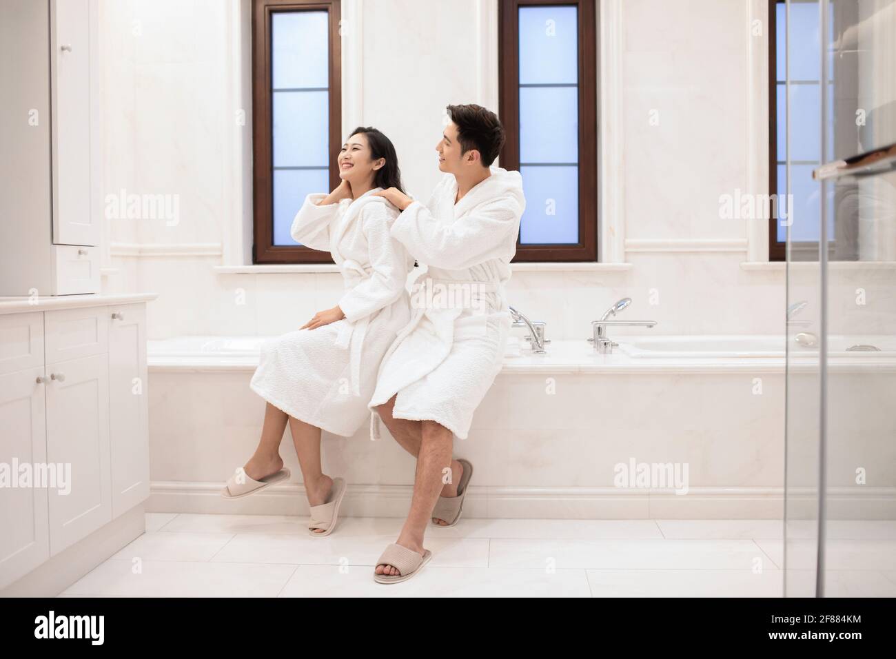 Two women in bathtub hi-res stock photography and images - Alamy