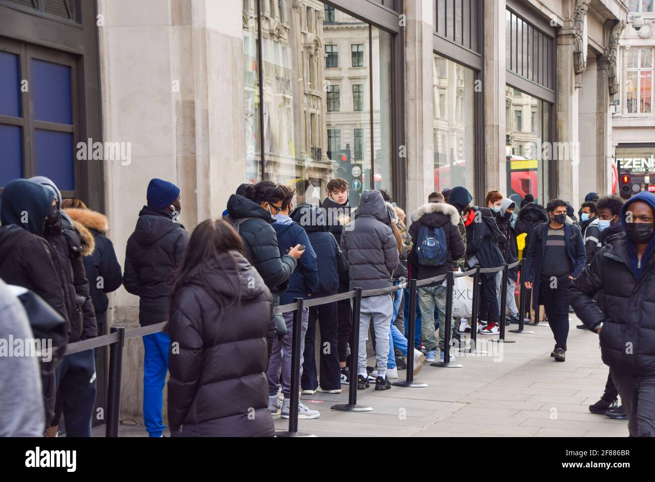 People queue outside john lewis department store hi-res stock ...