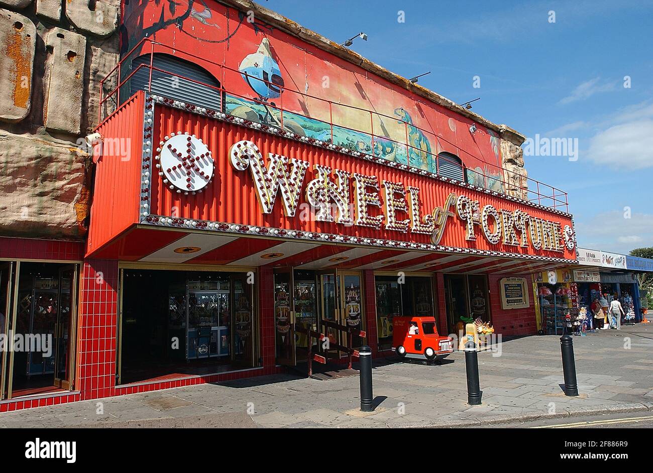 AMUSEMENT ARCADE CLARENCE PIER. PIC MIKE WALKER, 2001 Stock Photo - Alamy