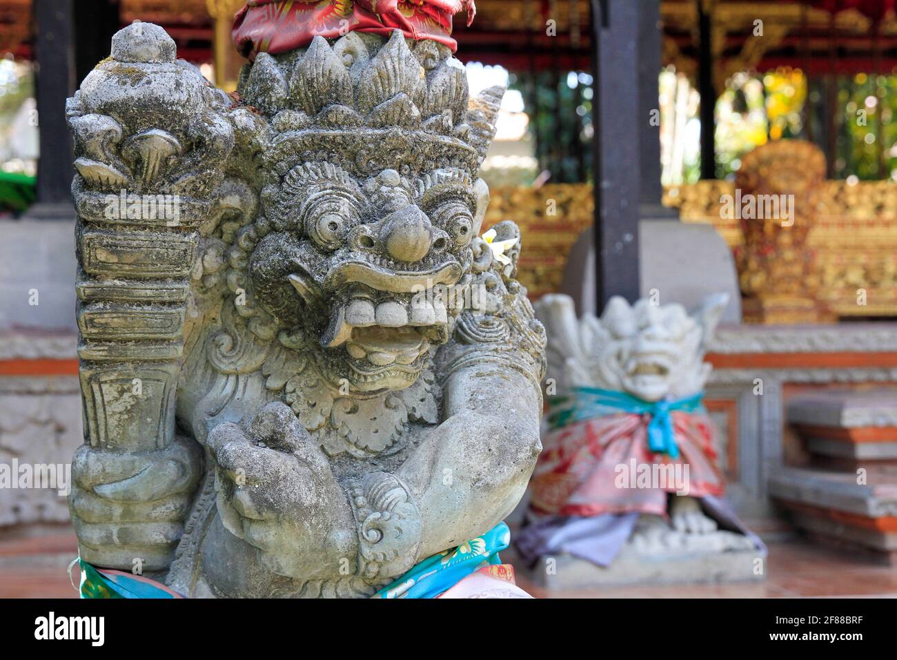 Red devil statue hi-res stock photography and images - Alamy