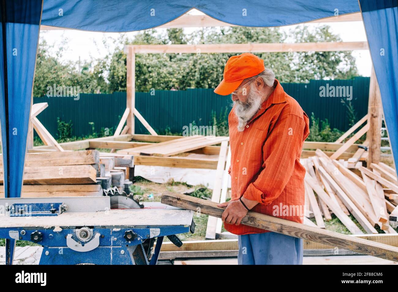 Senior worker diy hi-res stock photography and images - Alamy