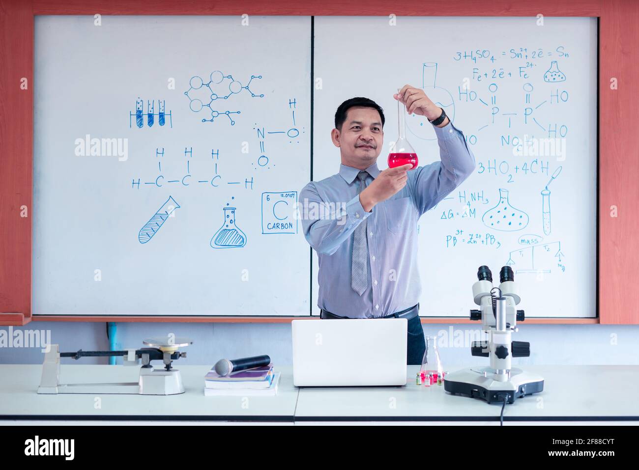 Catalyst experiment hi-res stock photography and images - Alamy