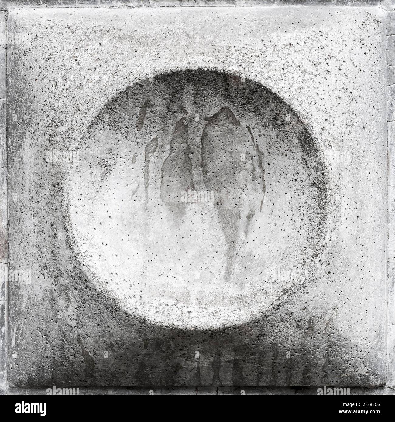 Letter O cast in concrete Stock Photo - Alamy