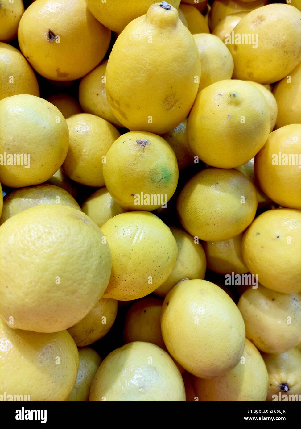 Lemon on the market Stock Photo - Alamy