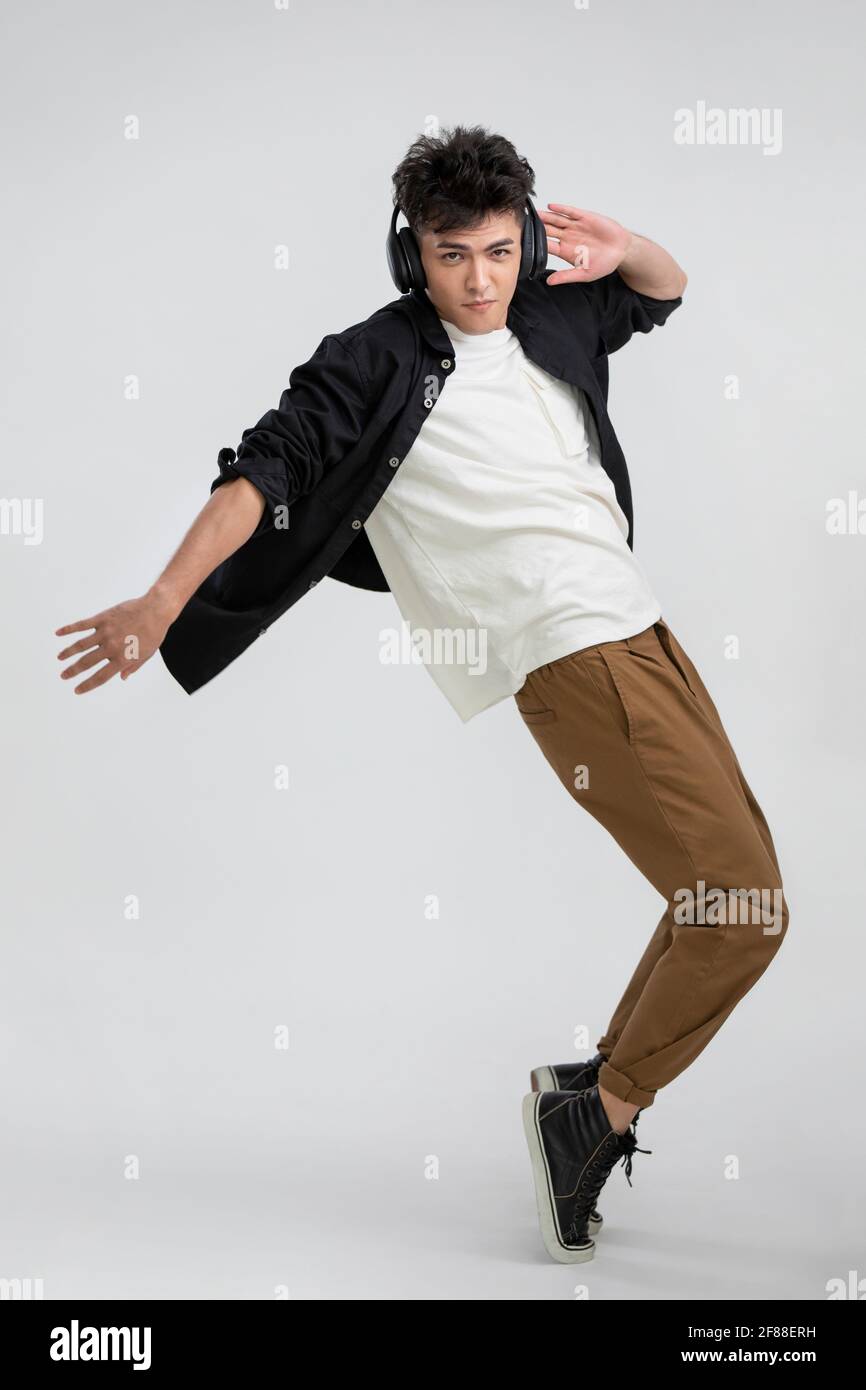 Man dancing headphones hip hop hi-res stock photography and images - Alamy