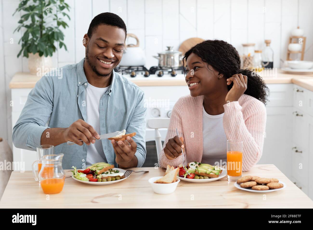 Portrait black woman eating lunch hi-res stock photography and images ...