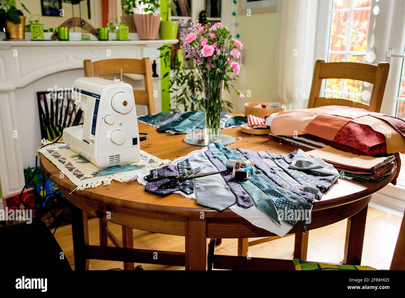 Stitching at the dining table hi-res stock photography and images - Alamy