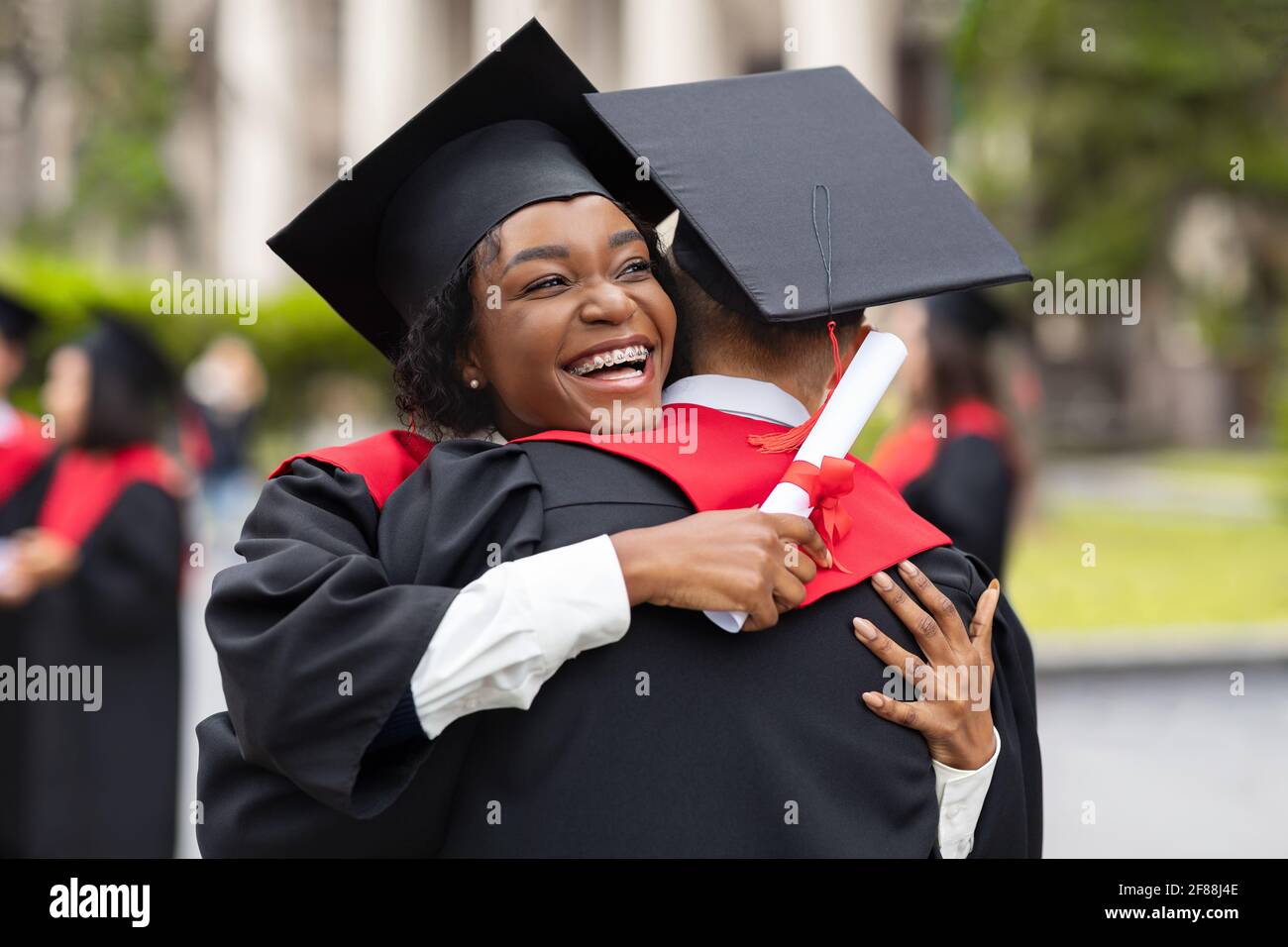 College couple hugging hi-res stock photography and images - Alamy