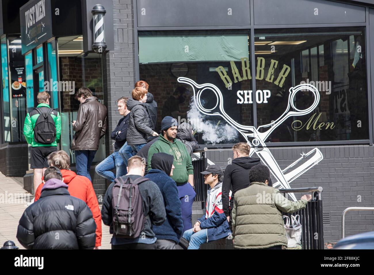 Outside gyms hi-res stock photography and images - Alamy