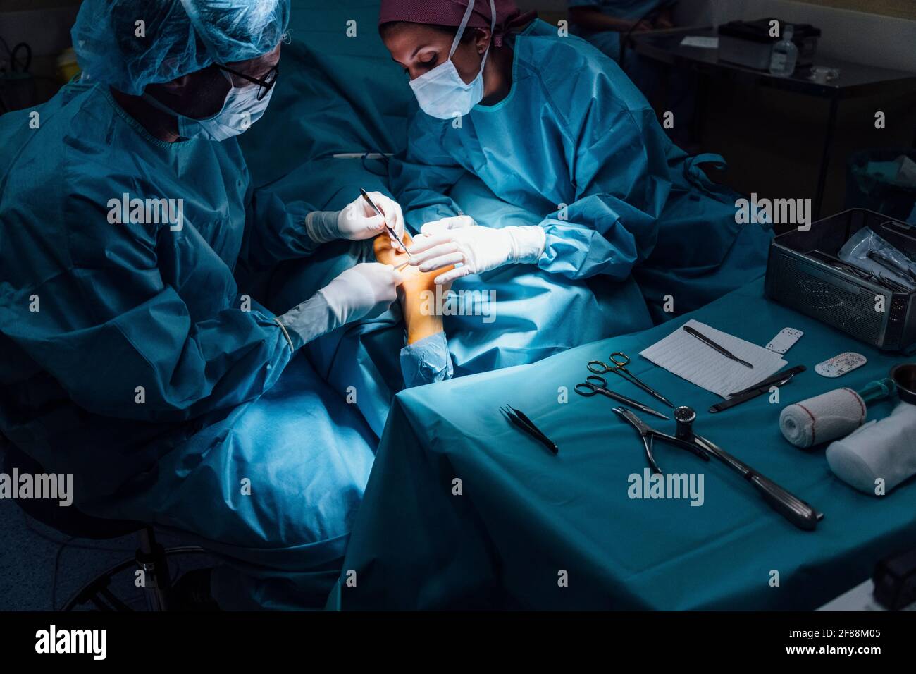 Medical team performing surgery hi-res stock photography and images - Alamy