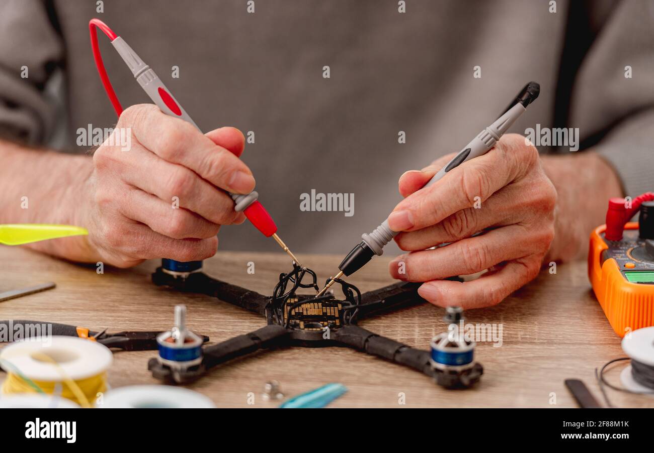 Hand holding wires hi-res stock photography and images - Alamy