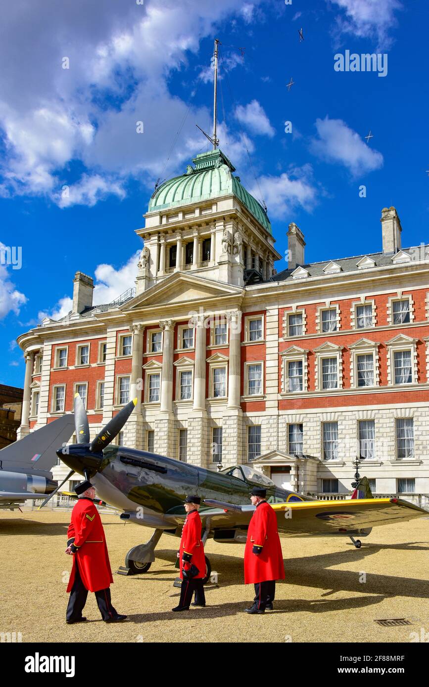 Raf100 parade hi-res stock photography and images - Alamy