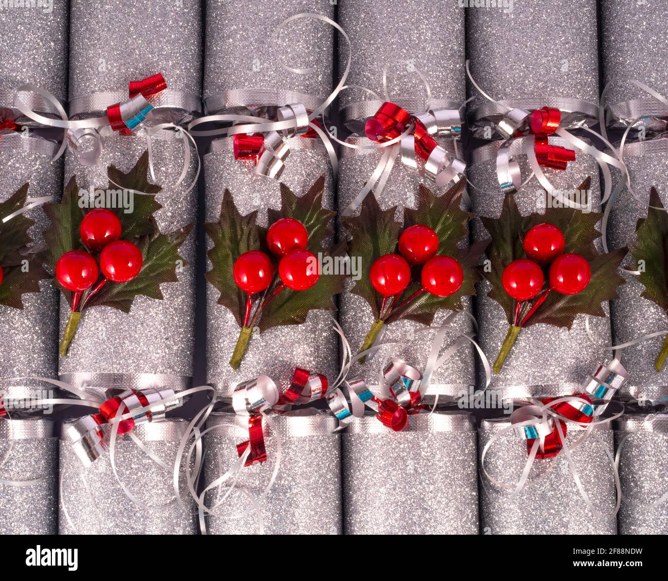 Family pulling christmas crackers dinner hi-res stock photography and ...