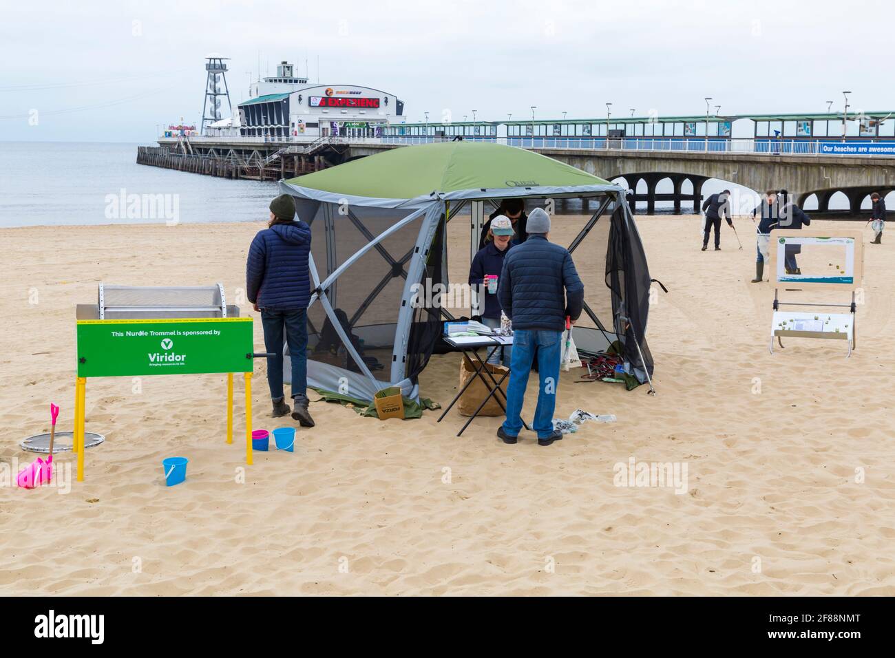 Spring beach clean hi-res stock photography and images - Alamy