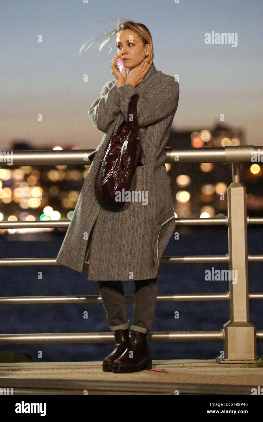 New York - NY - 20200914 - Kaley Cuoco braving the cold windy night to ...