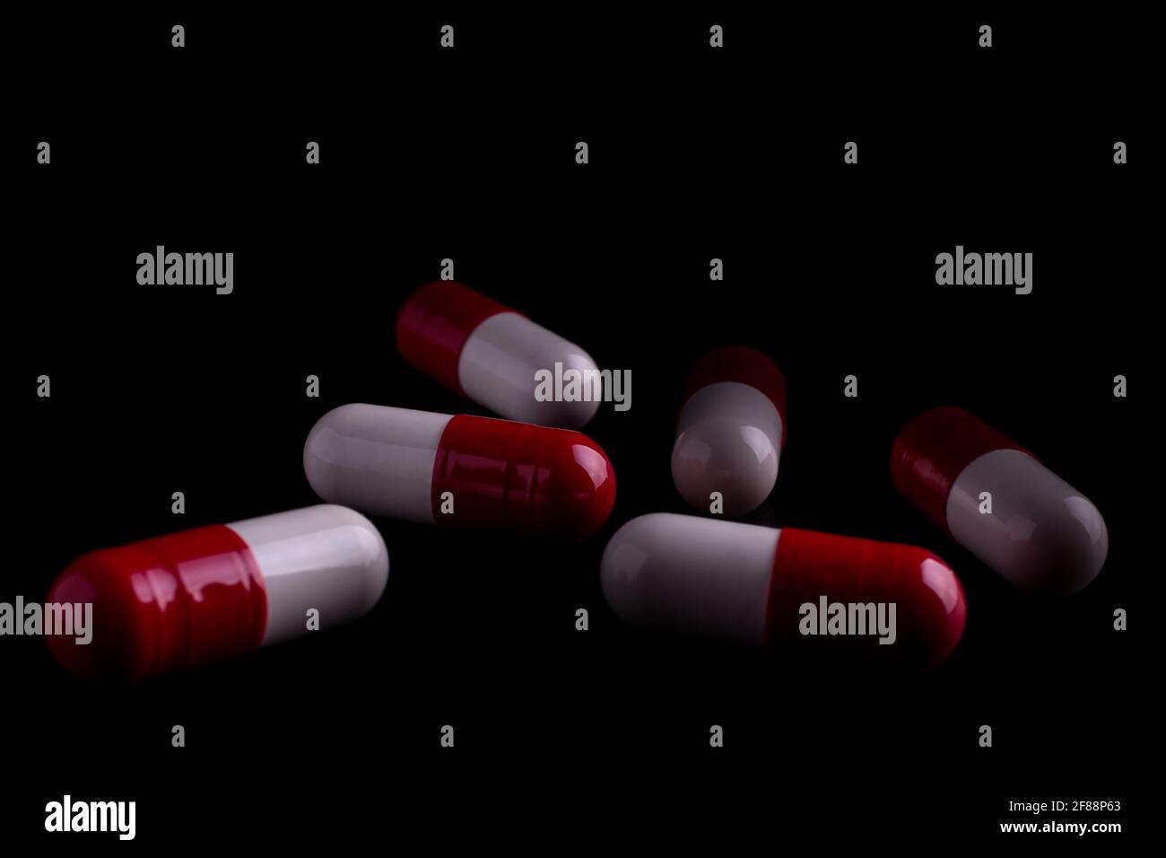 Dark red medical capsules hi-res stock photography and images - Alamy