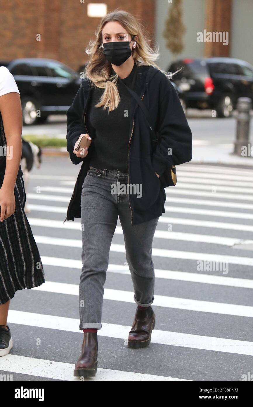 New York - NY - 20200914 - Kaley Cuoco braving the cold windy night to ...