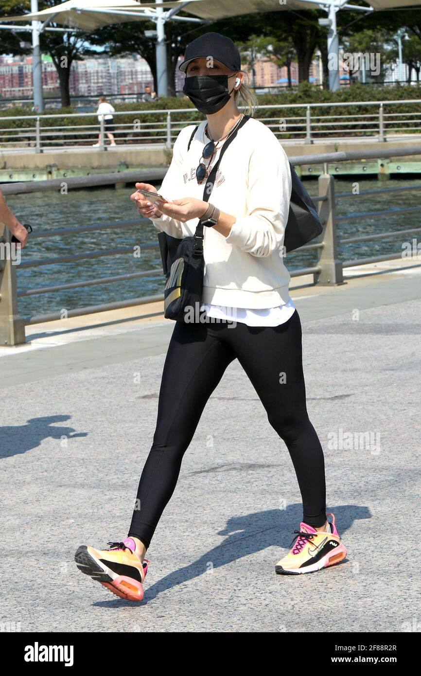 New York - NY - 20200921 Kaley Cuoco covers up with a black face mask ...