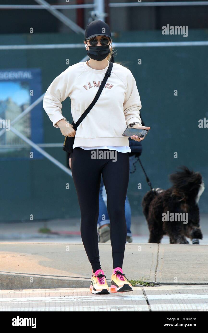 Kaley cuoco face hi-res stock photography and images - Alamy