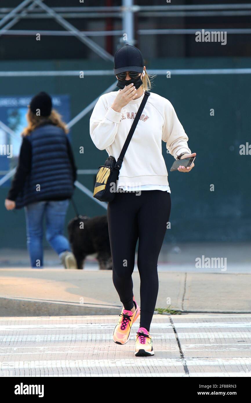 New York - NY - 20200921 Kaley Cuoco covers up with a black face mask ...