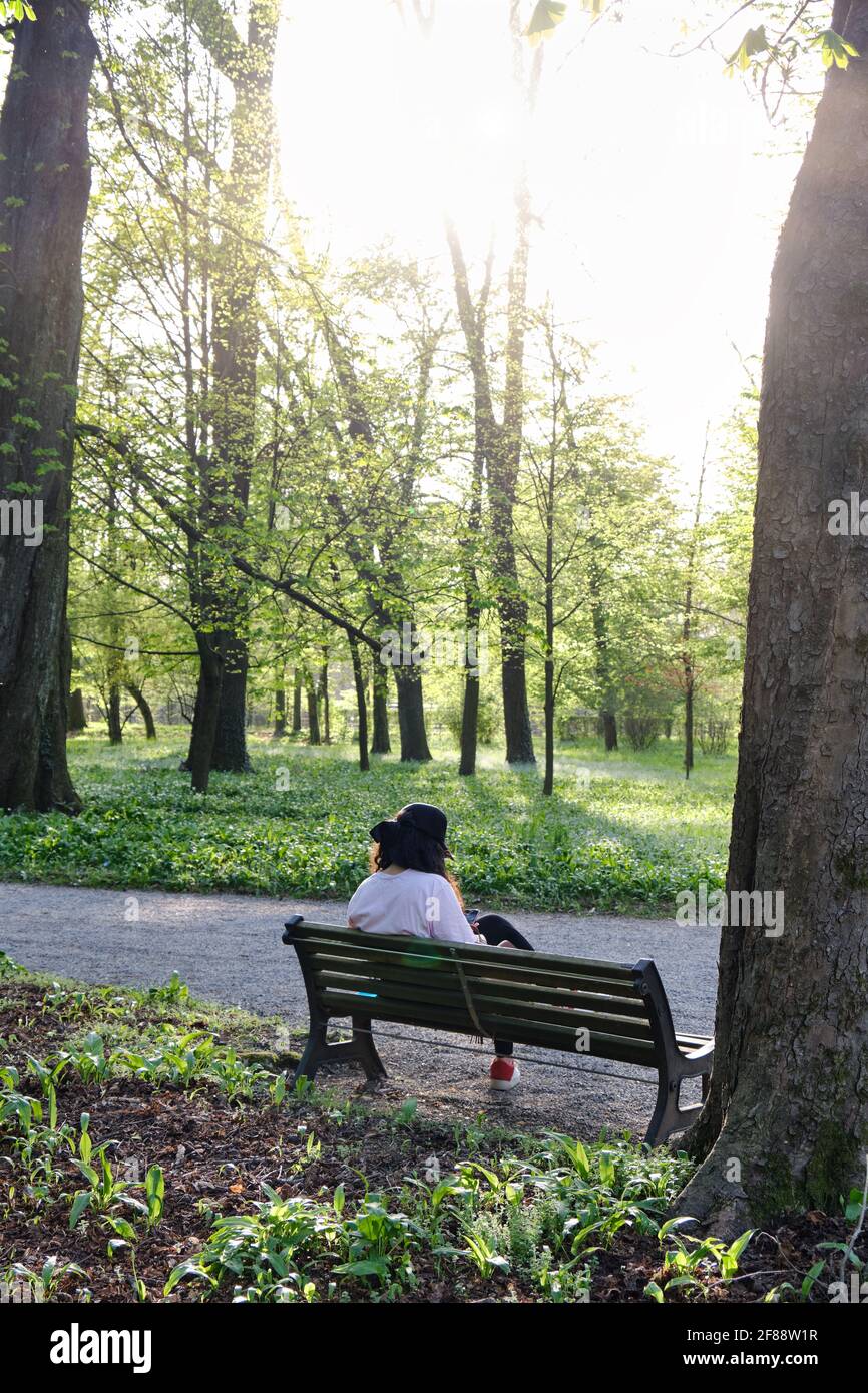 Girl rear view park bench hi-res stock photography and images - Alamy