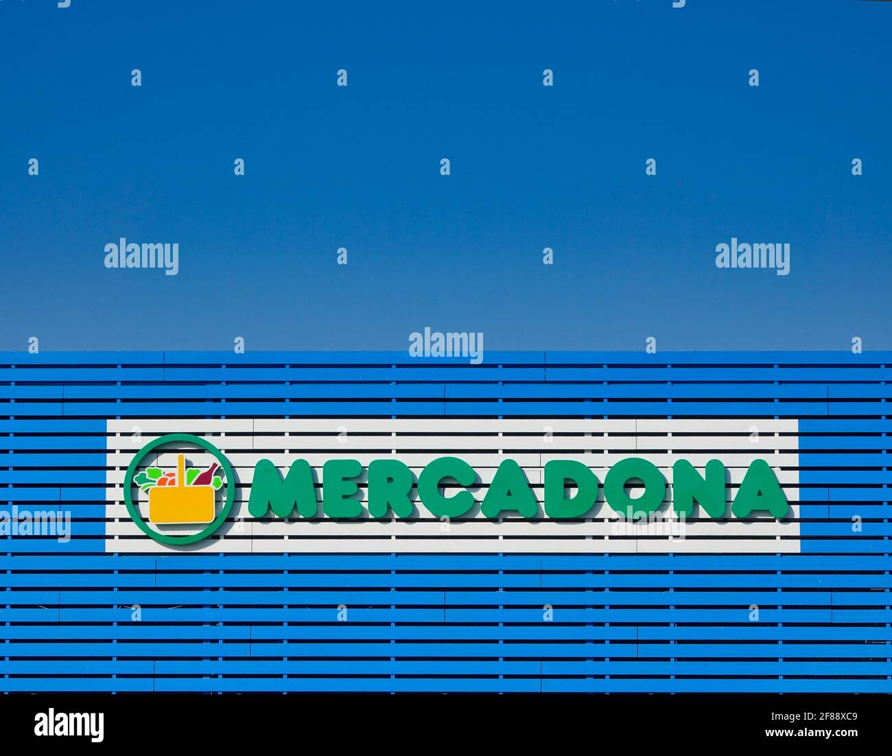 Supermarket logo store facade hi-res stock photography and images - Alamy