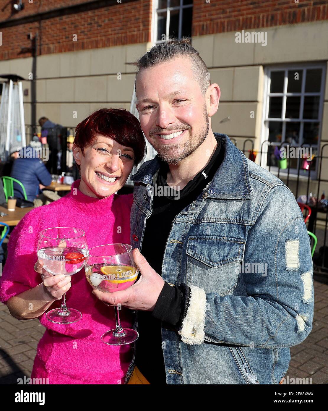 Back bar uk gin hi-res stock photography and images - Alamy