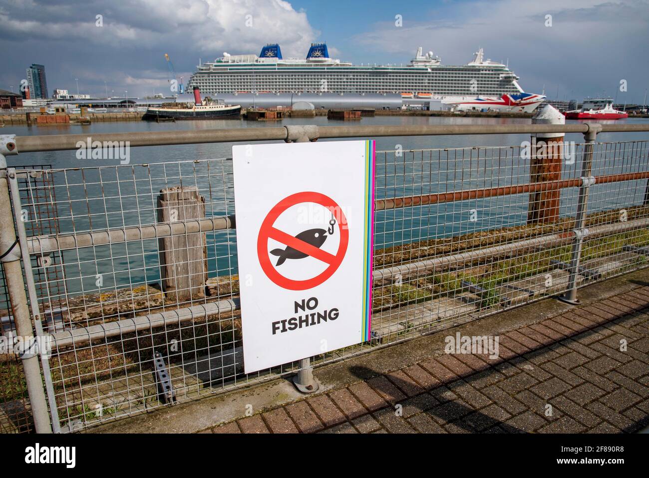 Harbour no fishing sign hi-res stock photography and images - Alamy