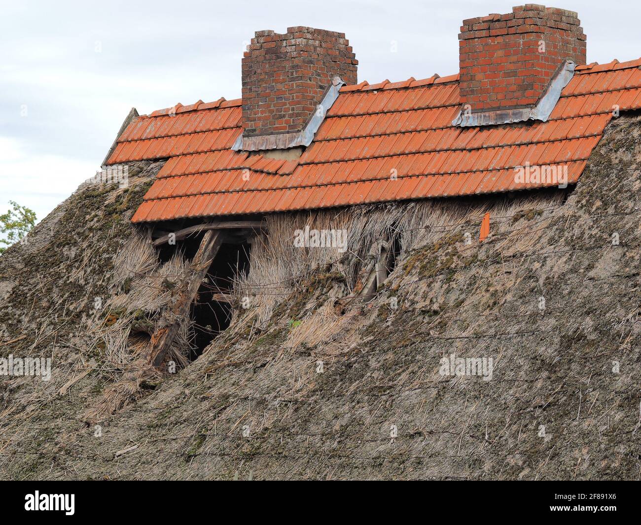 Africa hut damage hi-res stock photography and images - Alamy