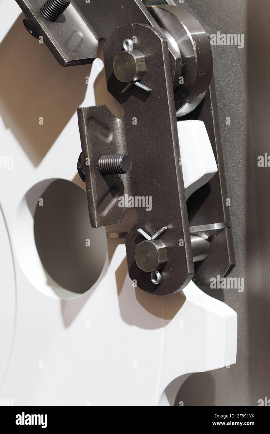 Steel chain and cogs of an industrial conveyor Stock Photo - Alamy