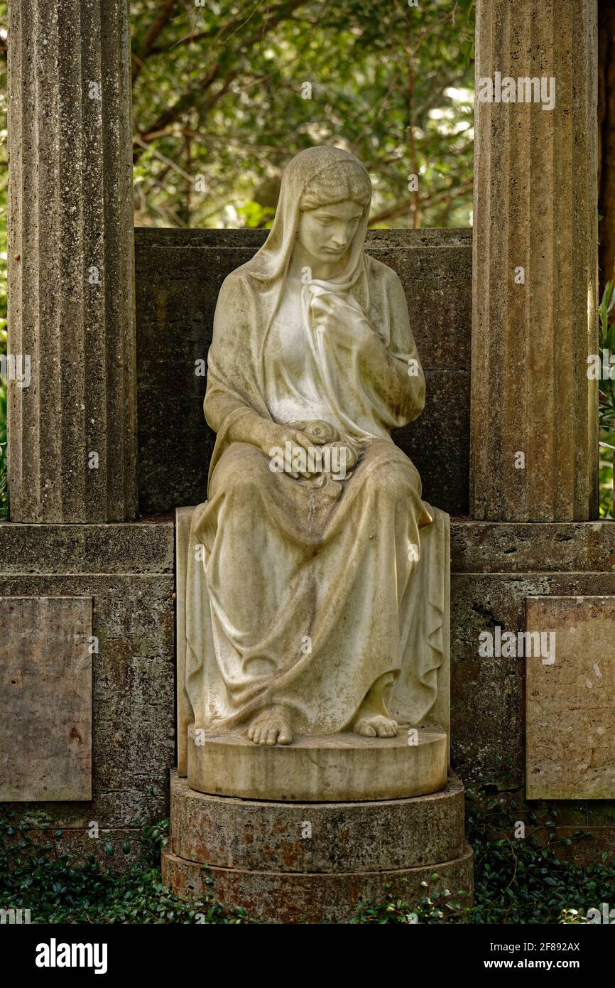 Grabskulptur, Frauenfigur aus Marmor, historisches Grabmal, allegorical ...