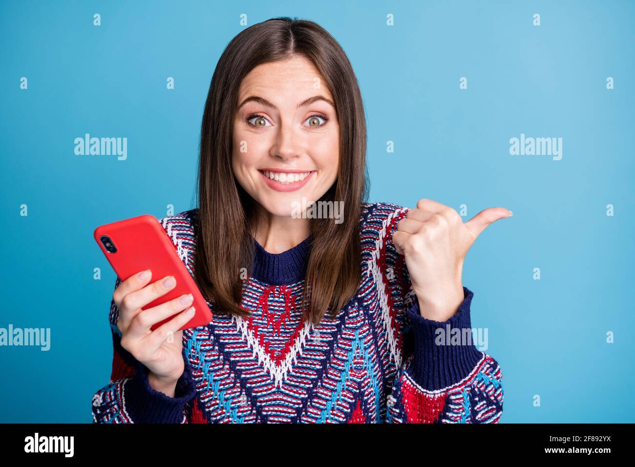 Portrait of attractive cheerful amazed girl using device demonstrating ...