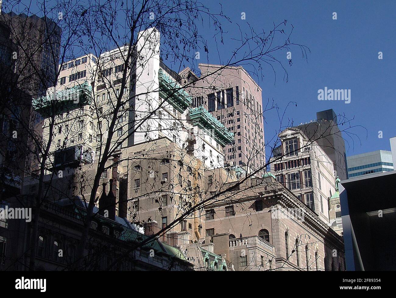 Courtyard perspective skyscraper hi-res stock photography and images ...